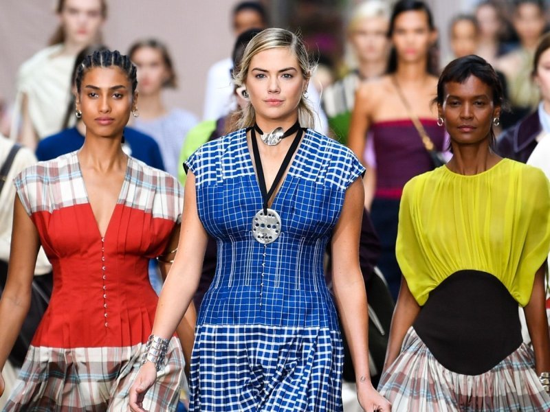 Stilisti već predviđaju glavne modne trendove za proljeće 2023., a ...