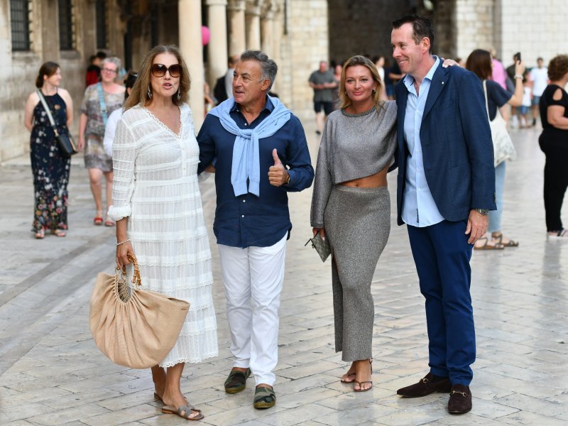 Slavica Ecclestone u zanimljivom društvu uhvaćena u šetnji Stradunom ...