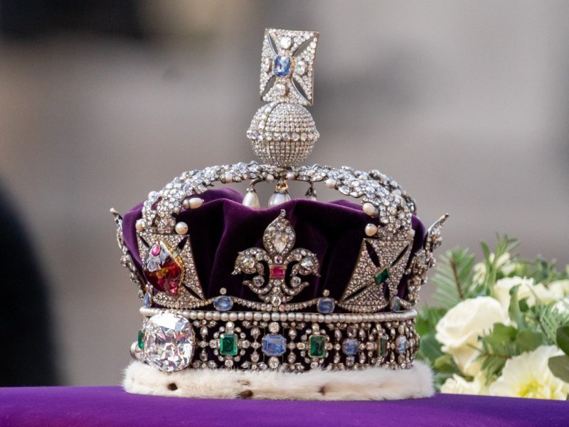 Impresivna blistava kruna na lijesu kraljice Elizabete mnogima je ...