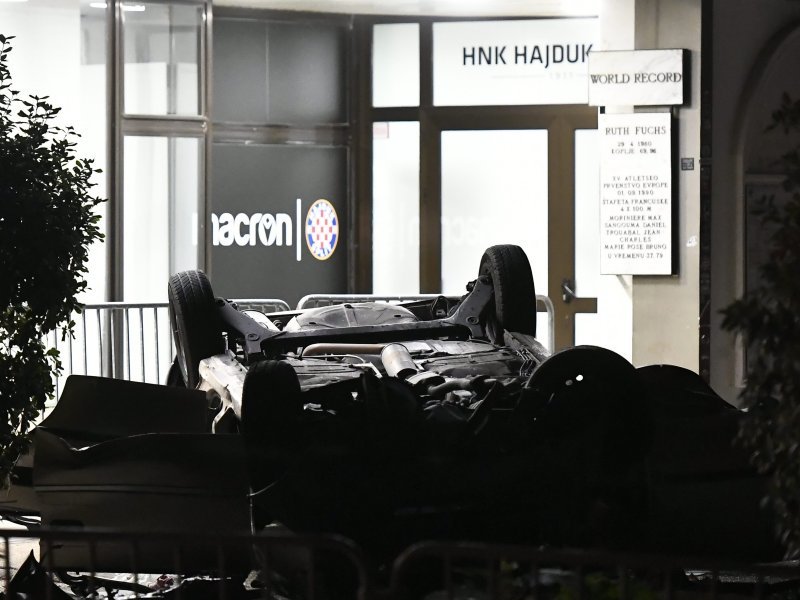 Autom probili ogradu i sletjeli na krov pred službeni ulaz Hajduka ...