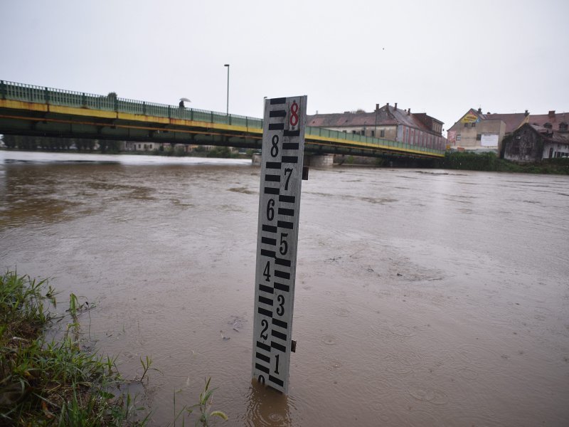 Vodostaji rijeka i dalje rastu: Kamanje dijelom pod vodom, Karlovac se ...
