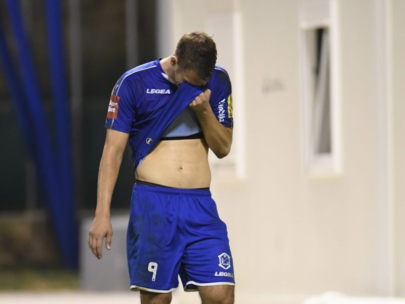 Pogledajte trenutak ludila! Teklić krvnički startao na igrača Šibenika, sudac mu je odmah ...