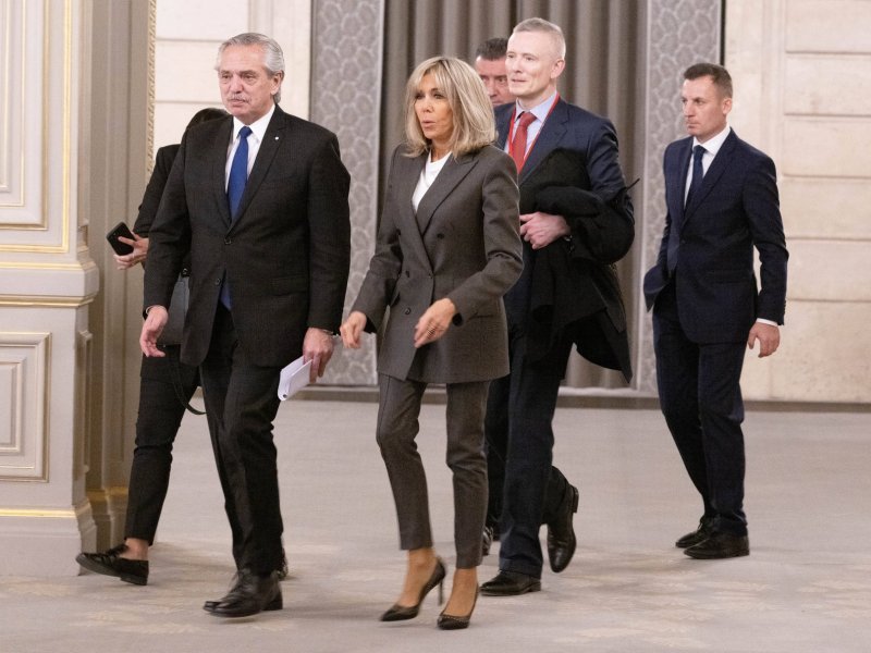 Brigitte Macron moćno odijelo sparila s najjednostavnijim komadom kojeg ... Brigitte Macron moćno odijelo sparila s najjednostavnijim komadom kojeg ...