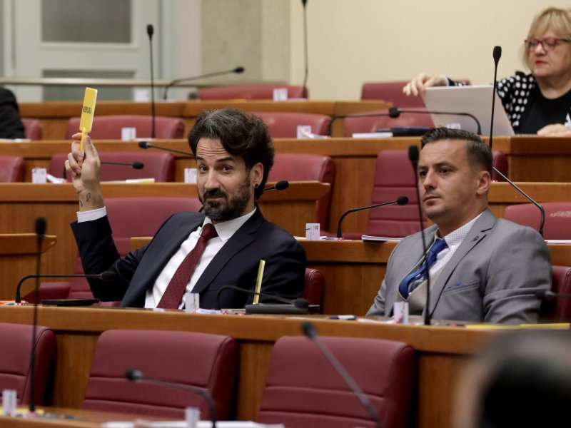 Miletić: U Glini je jutros dva stupnja, a na Banovini 5000 ljudi i ... Miletić: U Glini je jutros dva stupnja, a na Banovini 5000 ljudi i ...