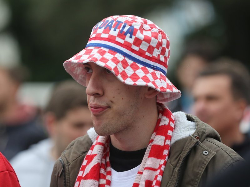 [FOTO] Navijači se okupili po kafićima: Pogledajte kako se navija u ...