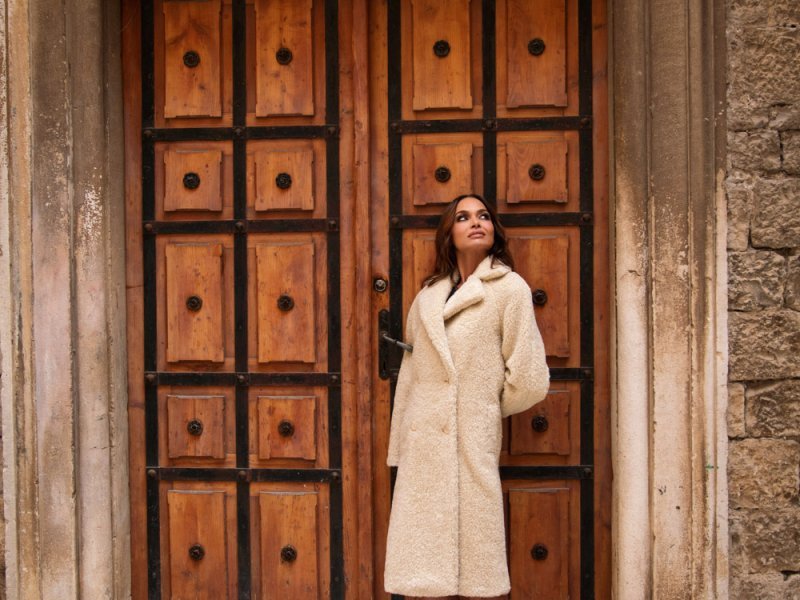 Prelijepa Fani Čapalija pokazala kako se nose najpoželjniji kaputi ove ...