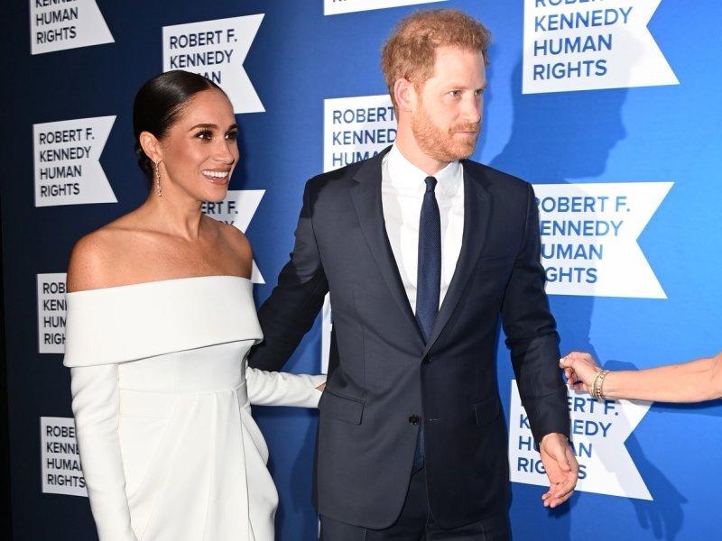 Meghan Markle servirala eleganciju u bijelom: Haljinu po mjeri i s ...