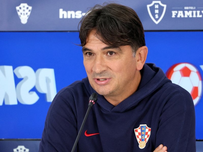 Zlatko Dalić se nakon odrađene presice hitno vratio u dvoranu pred ...