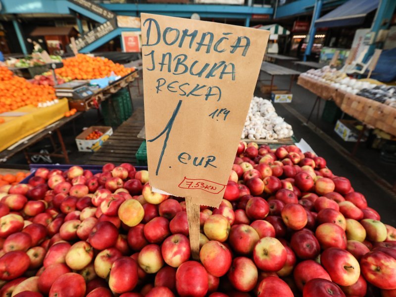 Na tržnicama diljem Hrvatske istaknute cijene u eurima: Pogledajte što ...