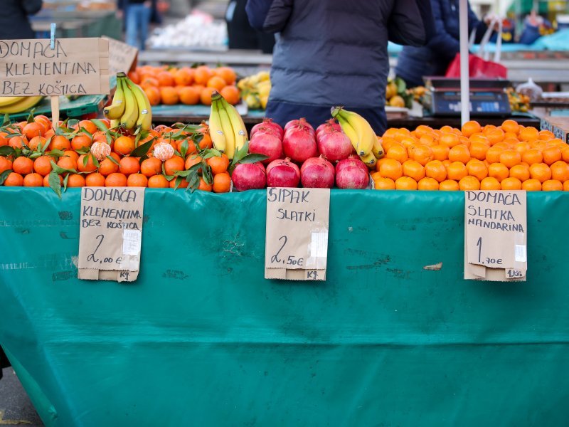 Na tržnicama diljem Hrvatske istaknute cijene u eurima: Pogledajte što ...