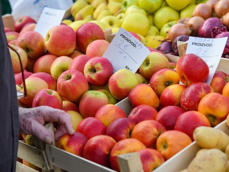 Na tržnicama diljem Hrvatske istaknute cijene u eurima: Pogledajte što ...
