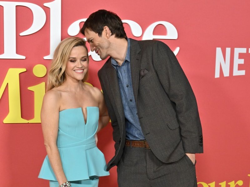 Ashton Kutcher o čudnom poziranju s Reese Witherspoon: 'Da sam je ...