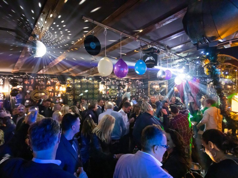 [FOTO] Stigli brojni poznati: Kultna diskoteka Saloon proslavila ...