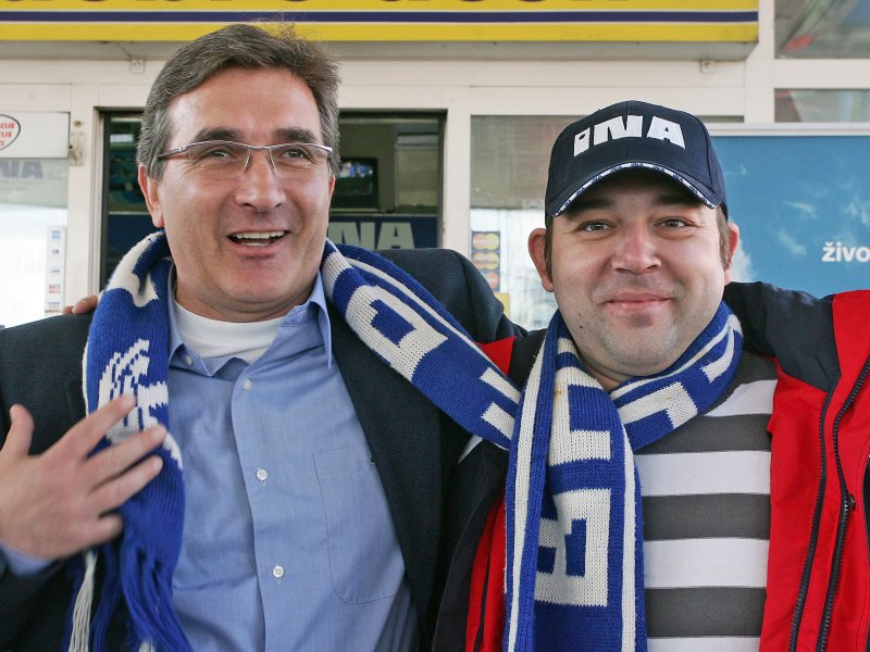 [FOTO] Pogledajte kako zvijezde Dinama Luka Modrić i Eduardo da Silva toče gorivo na benzinskoj ...