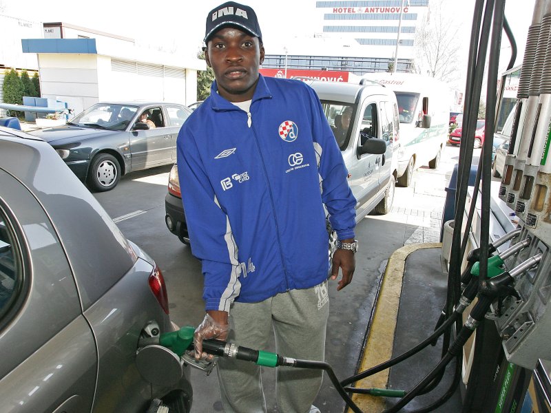 [FOTO] Pogledajte kako zvijezde Dinama Luka Modrić i Eduardo da Silva toče gorivo na benzinskoj ...