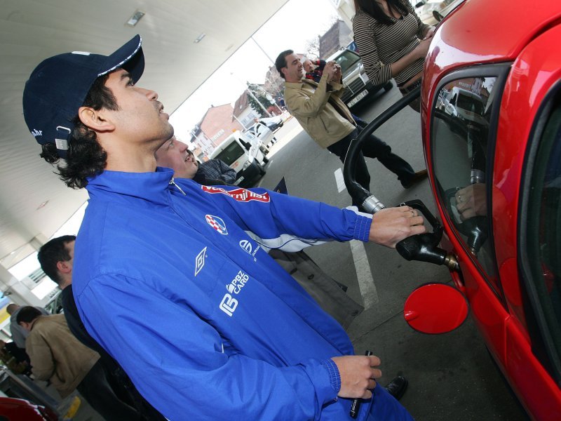 [FOTO] Pogledajte kako zvijezde Dinama Luka Modrić i Eduardo da Silva toče gorivo na benzinskoj ...