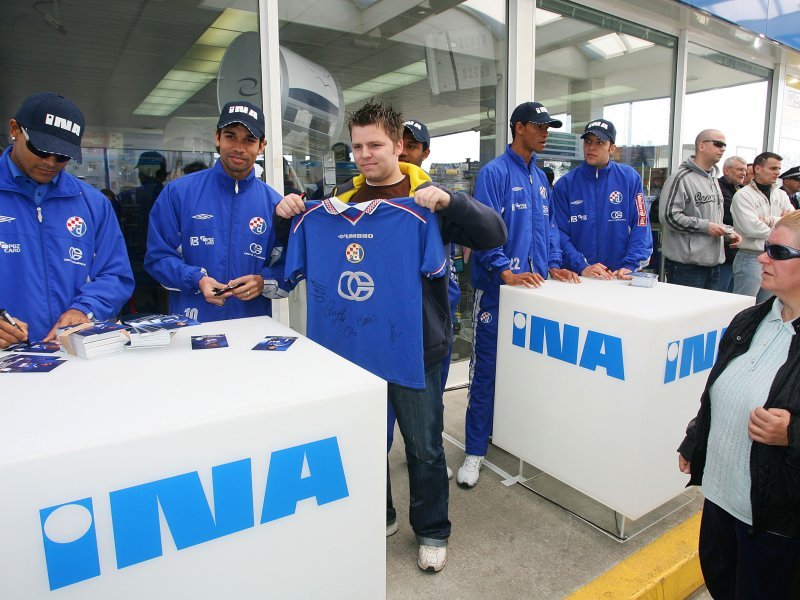 [FOTO] Pogledajte kako zvijezde Dinama Luka Modrić i Eduardo da Silva toče gorivo na benzinskoj ...
