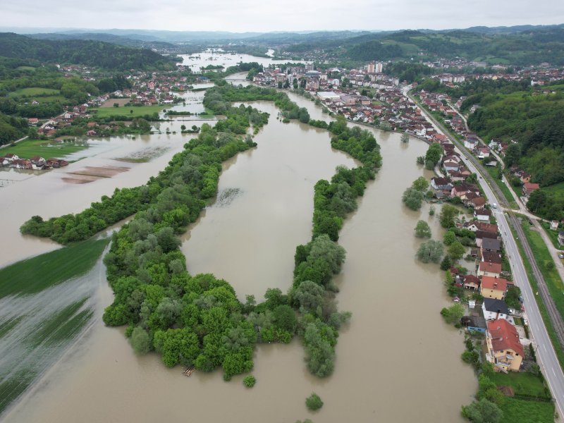 Una i Sana ugrozile grad na sjeveru BiH, nogometno igralište potpuno ...