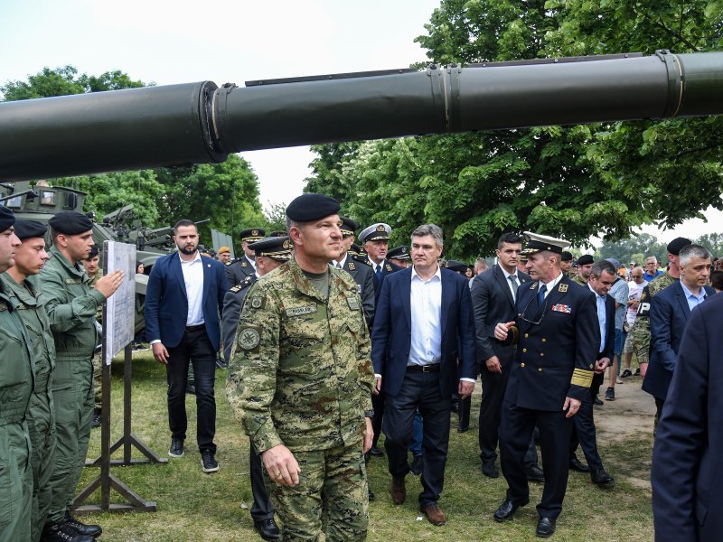 Milanović obišao izloženu opremu i naoružanje HV-a na Jarunu - tportal