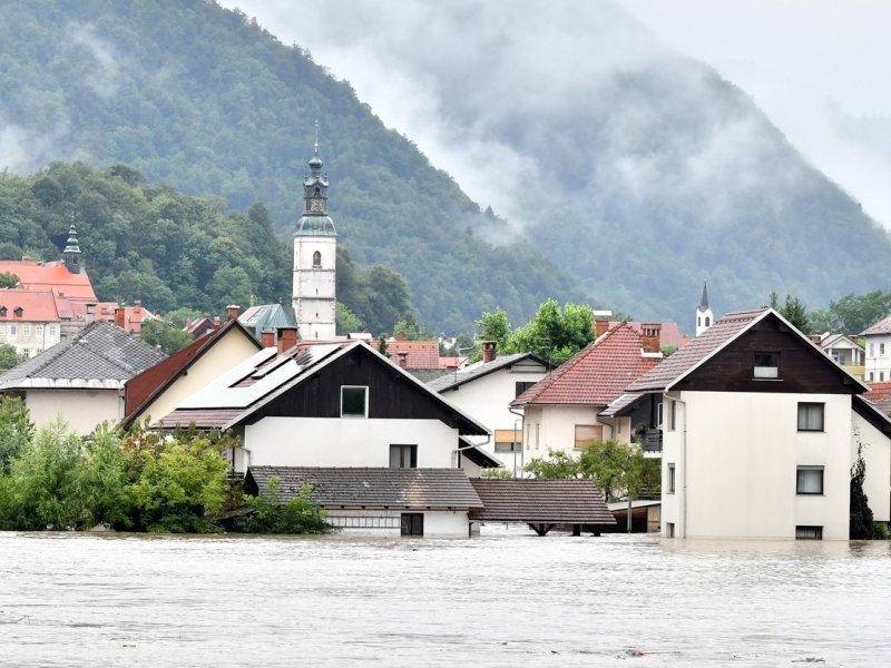 Poplave i dalje traju u Sloveniji, zbog otvaranja klizišta mnogi su ...