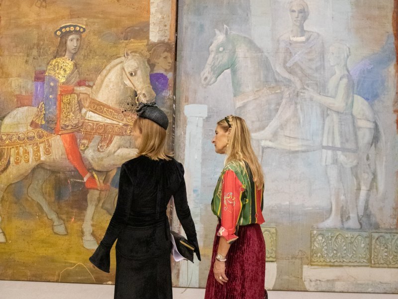 Đurđa Tedeschi u haljini od crnog baršuna na otvorenju izložbe Mersada ...