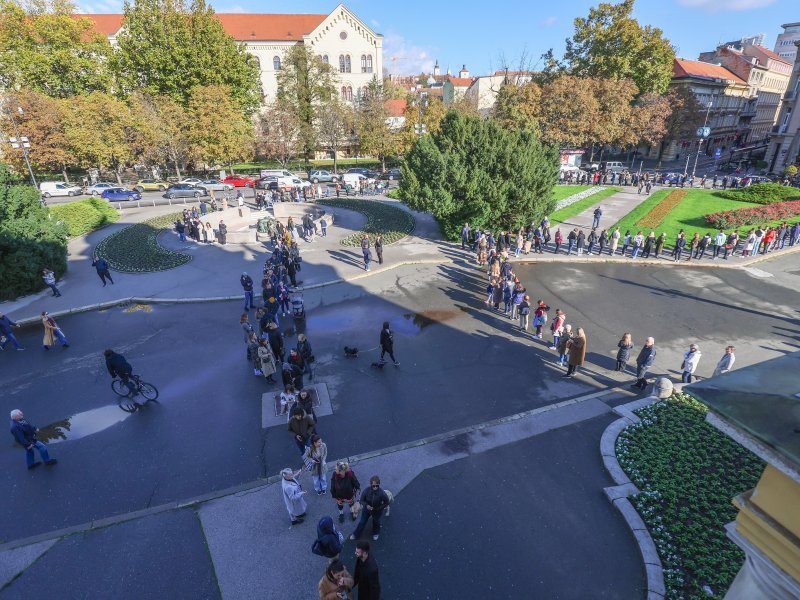 Dugi red ispred zagrebačkog HNK, zbog ogromnog interesa pao im je web ...