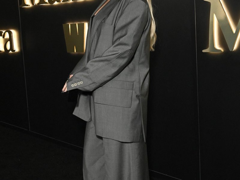 Ne možemo se prestati diviti odijelu s 'twistom' koje nosi lijepa ...