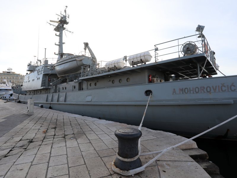 Najstariji i najduži hrvatski vojni brod uplovio u riječku luku - tportal