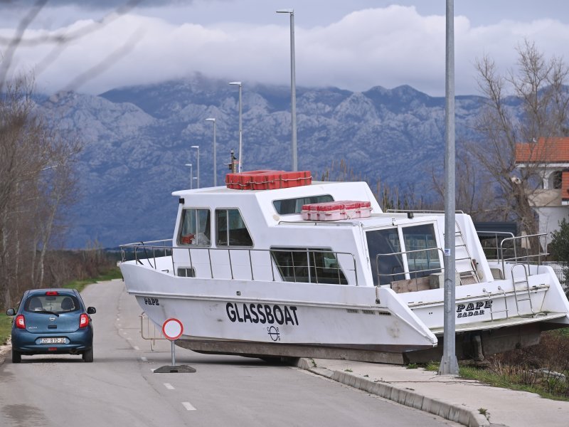 Nasukani brod i dalje stoji na cesti u Ninu: 'Nemamo kud s njim' - tportal