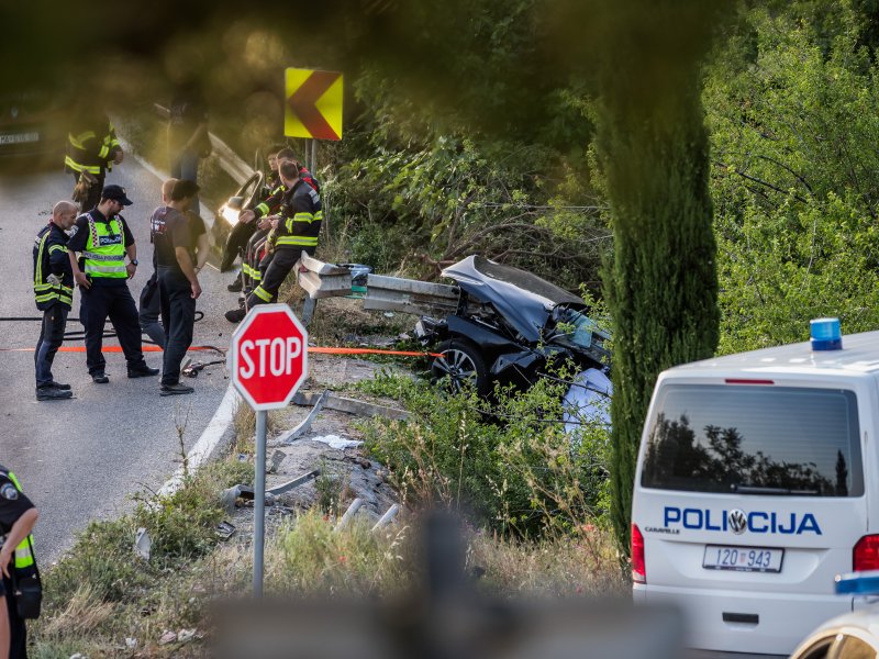 Jedna osoba poginula je u slijetanju vozila s cesta, još dvije su ozlijeđene - tportal