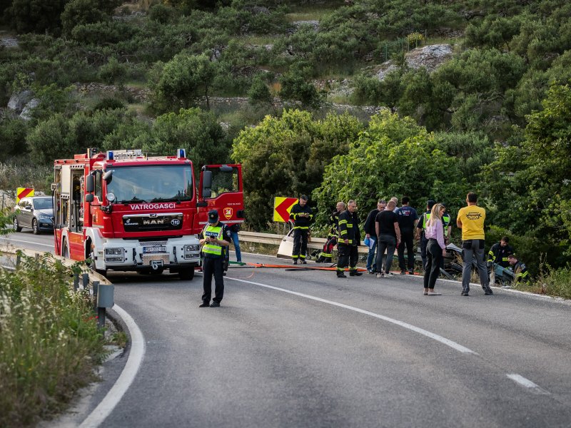 Jedna osoba poginula je u slijetanju vozila s cesta, još dvije su ozlijeđene - tportal