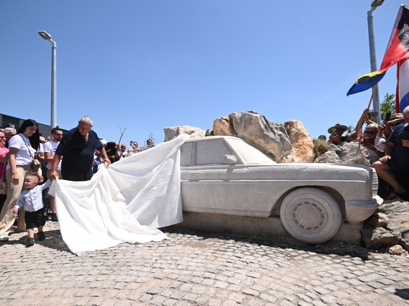 Otkriven spomenik simbolu Imotske krajine - Mercedesu - tportal