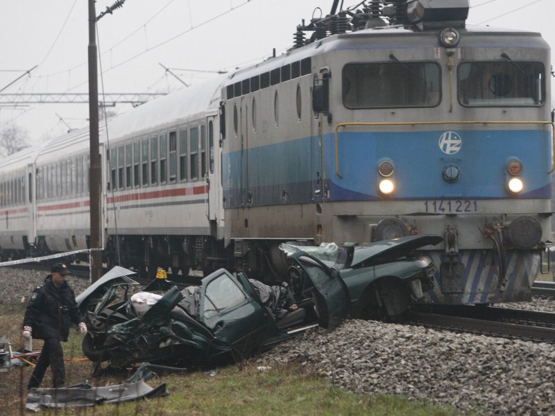 Vlak naletio na auto u Požegi - tportal