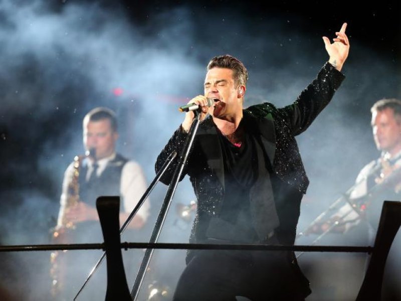 Robbie Williams gives crowd-pleasing performance to 35,000 fans in ...