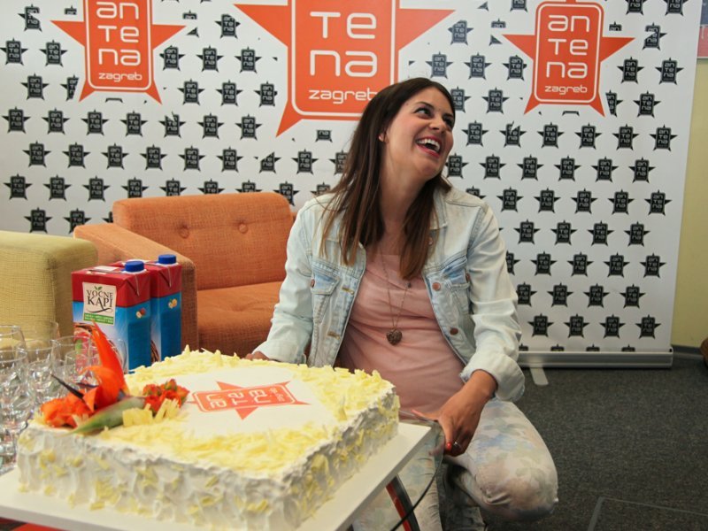 Zlata Mück Sušec navalila na tortu - tportal