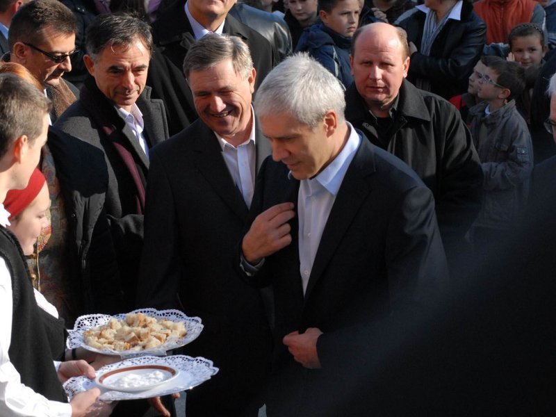 Tadic and Josipovic visit fair, Serb returnee family in Gracac - tportal