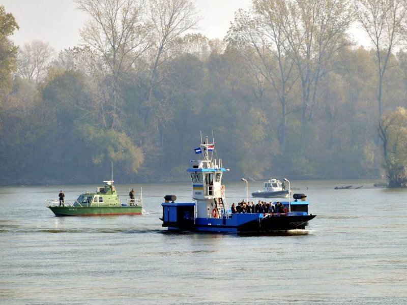 Young people from Vukovar, Zagreb, Belgrade throw roses into Vuka river ...