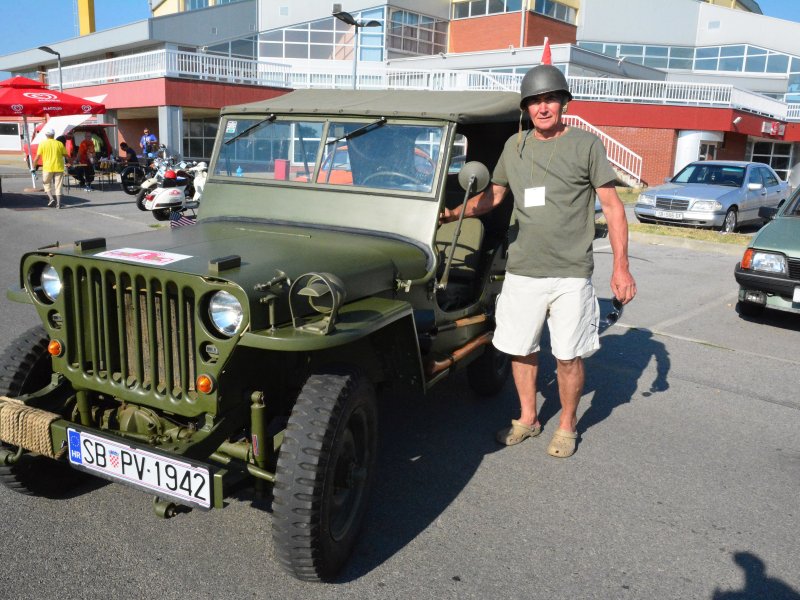 Stari automobili pokorili parkiralište u Slavonskom Brodu - tportal