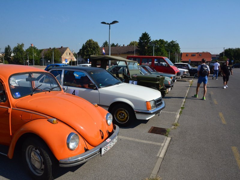 Stari automobili pokorili parkiralište u Slavonskom Brodu - tportal