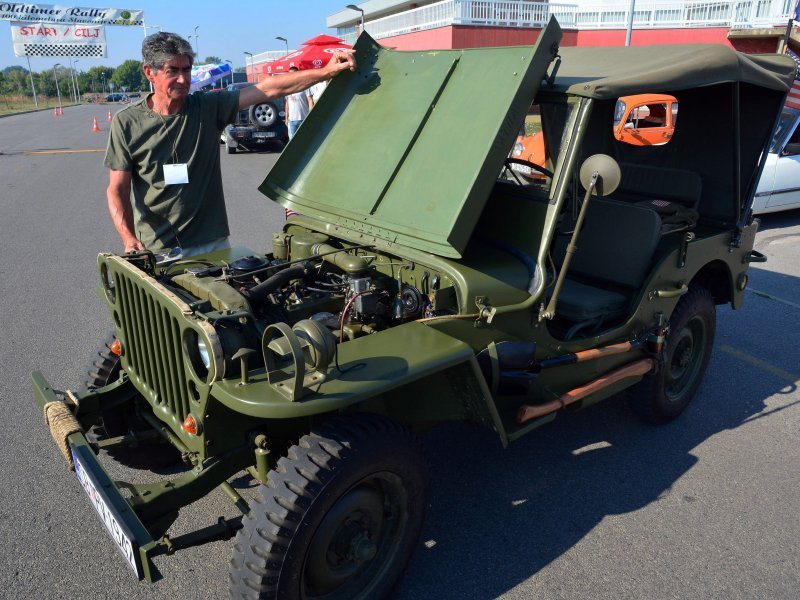 Stari automobili pokorili parkiralište u Slavonskom Brodu - tportal