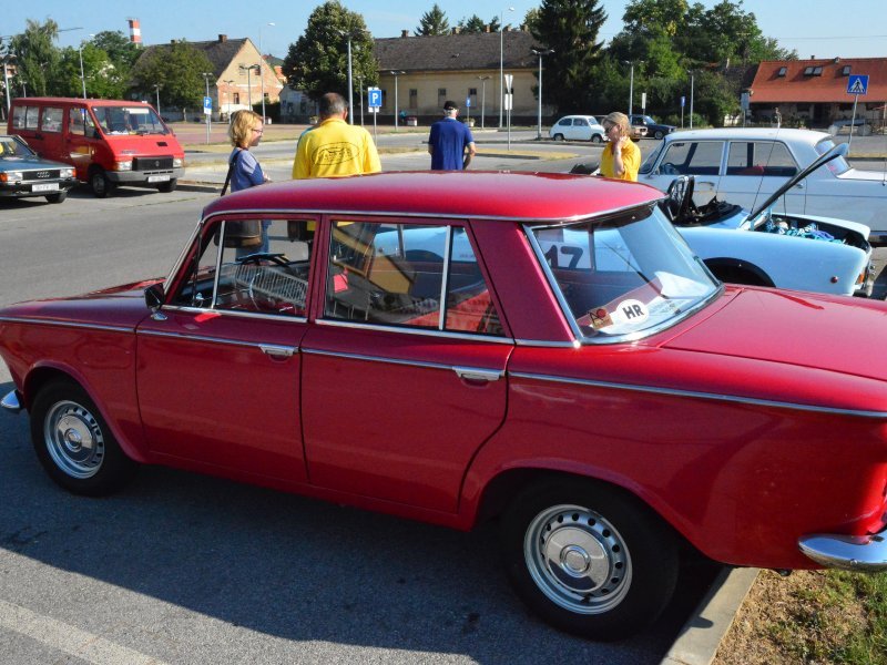 Stari automobili pokorili parkiralište u Slavonskom Brodu - tportal