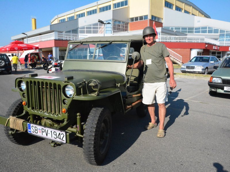 Stari automobili pokorili parkiralište u Slavonskom Brodu - tportal
