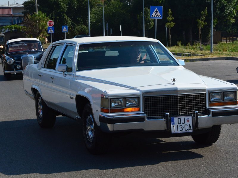 Stari automobili pokorili parkiralište u Slavonskom Brodu - tportal