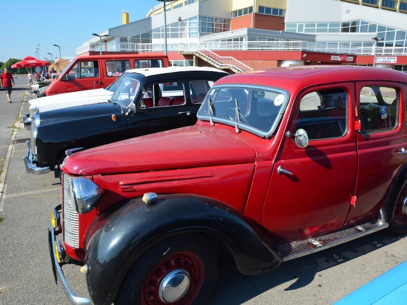 Stari automobili pokorili parkiralište u Slavonskom Brodu - tportal