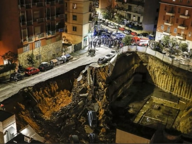 Rupa u rimskoj ulici 'progutala' sedam automobila - tportal