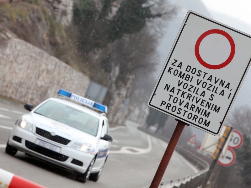 Zbog bure na Jadranskoj magistrali zabrana prometa za pojedine skupine vozila - tportal
