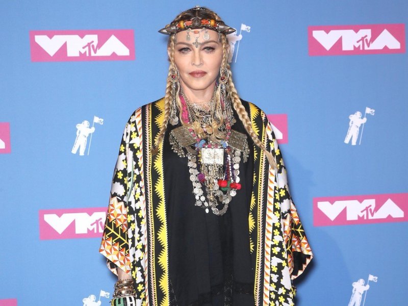 Maškare su ove godine uranile: Crveni tepih preplavili golotinja, kič i ...