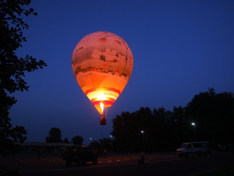 Reprodukcija Rabuzinove slike na kupoli balona osvijetlila nebo iznad ...