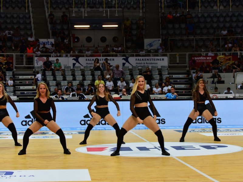 Barbara Jelić Ružić uživala u košarci uz zgodnu kćer Zaru - tportal