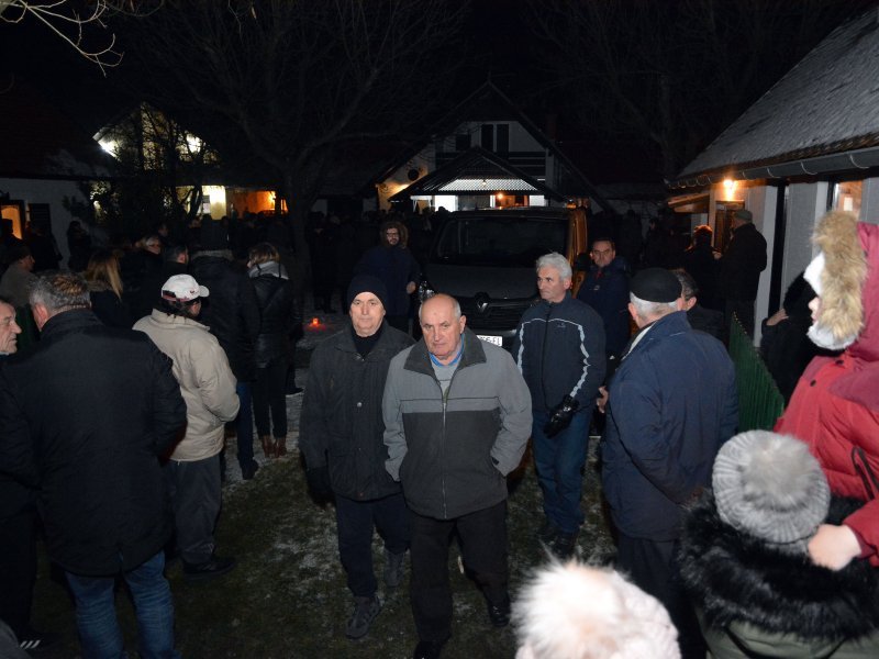 Rodbina i prijatelji dočekali lijes Ive Gregurevića u njegovoj rodnoj ...